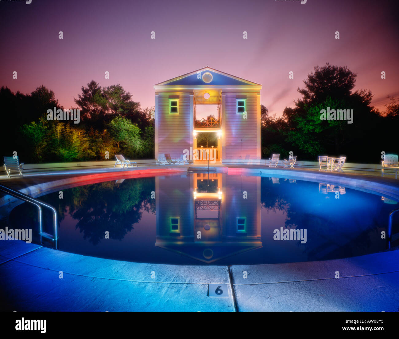 Empty eerie swimming pool hi-res stock photography and images - Alamy