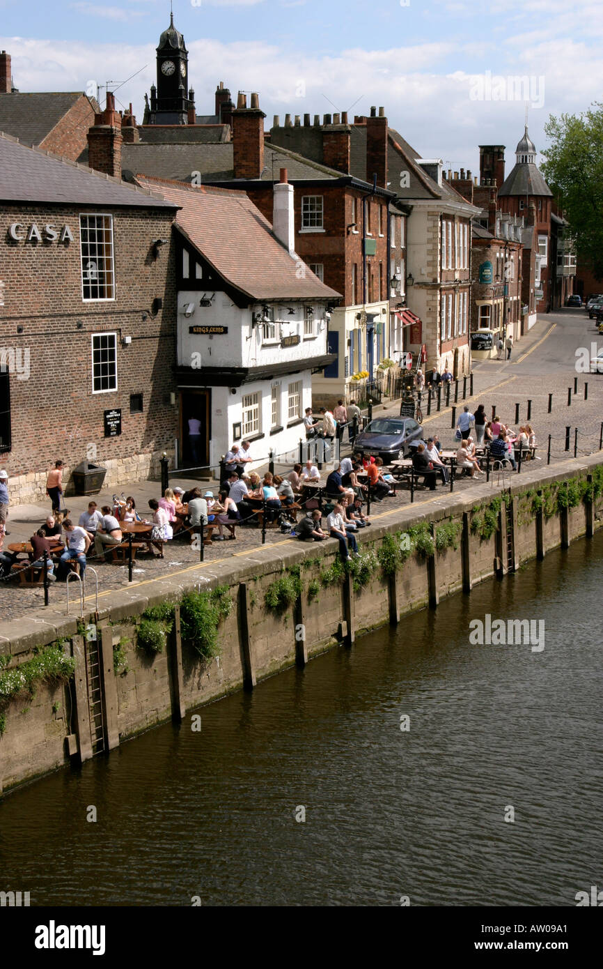 Kings arms public house hi-res stock photography and images - Alamy