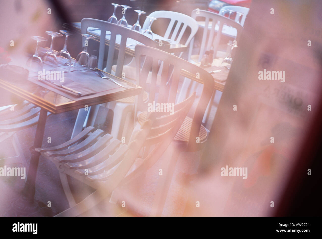 France paris cafe door table hi-res stock photography and images - Alamy
