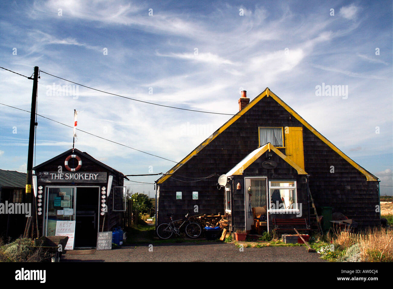 Huts on shingle beach dungeness hi-res stock photography and images - Alamy