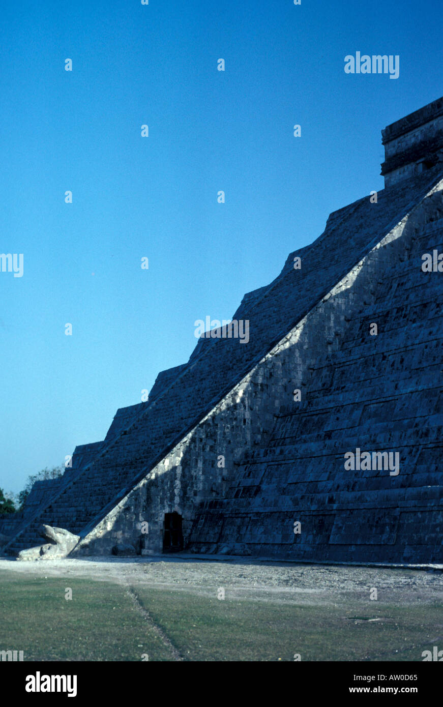 Chichén itzá pyramid serpent shadow hi-res stock photography and images ...