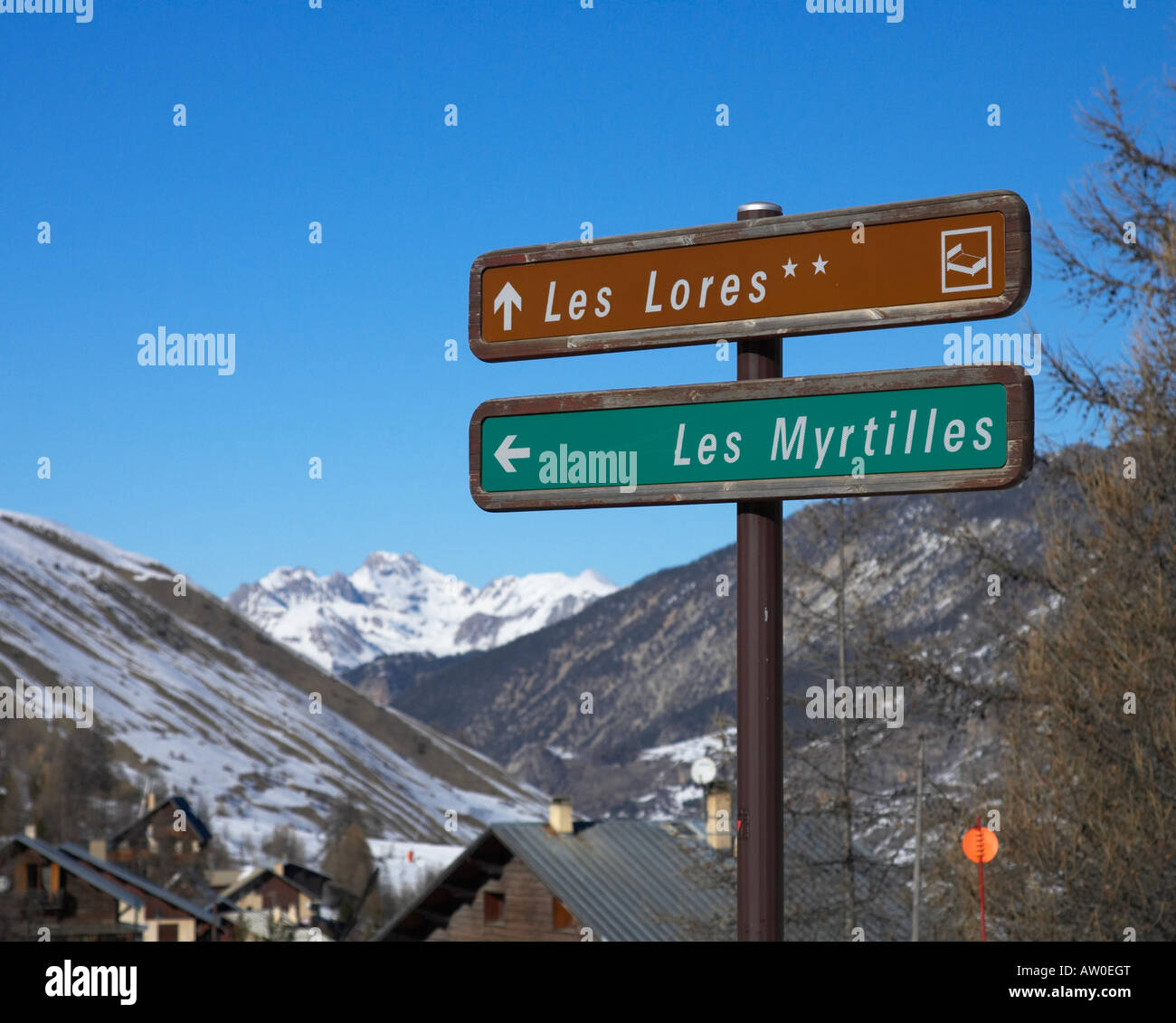Skiing signs hi-res stock photography and images - Alamy