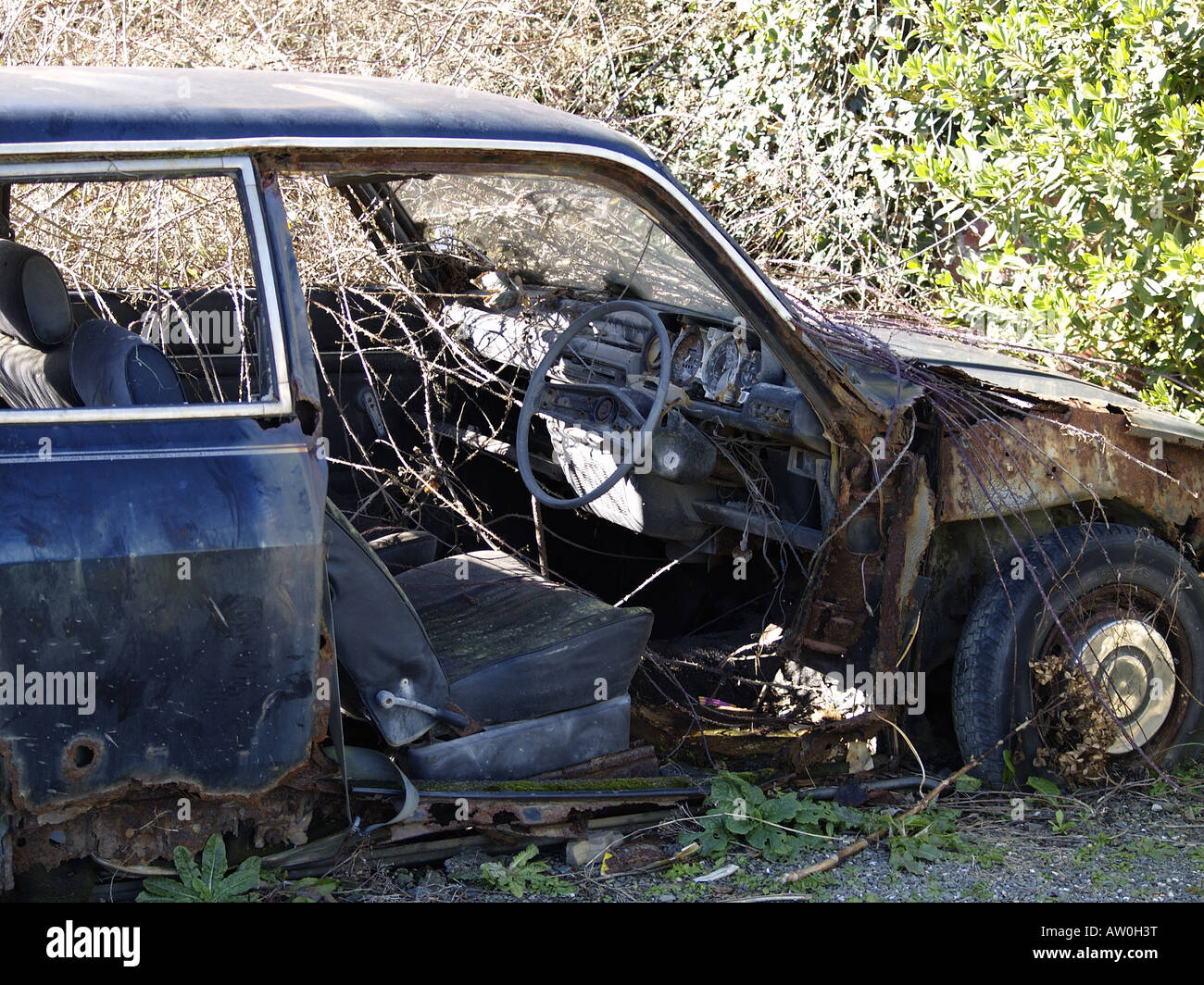 Car falling apart hi-res stock photography and images - Alamy