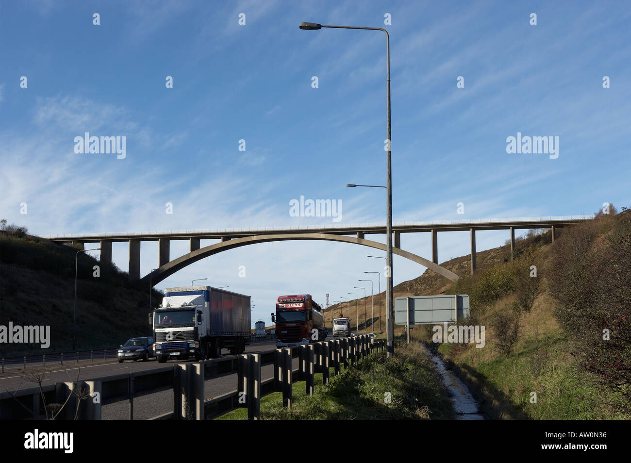 M62 MOTORWAY CROSSING SCAMMONDEN DAM YORKSHIRE ENGLAND Stock Photo - Alamy