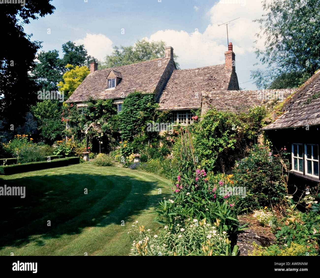 Stone house cottage garden hi-res stock photography and images - Alamy