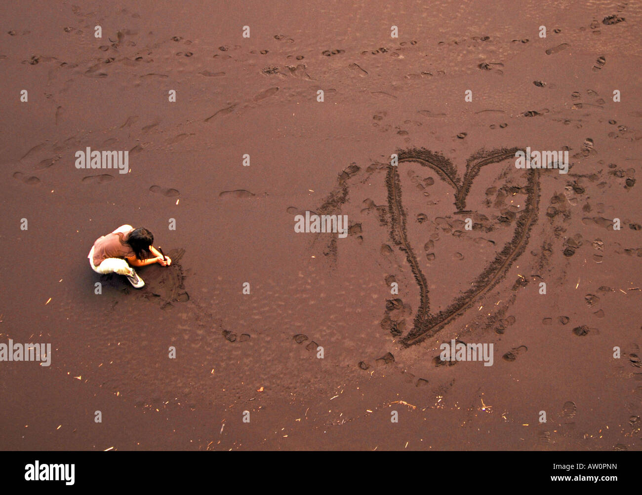 Love heart drawn in the sand on the beach Stock Photo - Alamy