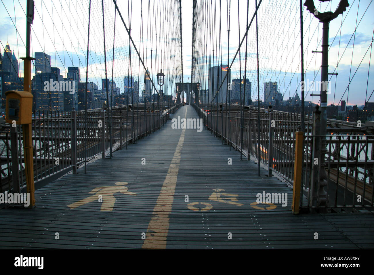 The pedestrian walkway on Brooklyn Bridge, New York Stock Photo - Alamy