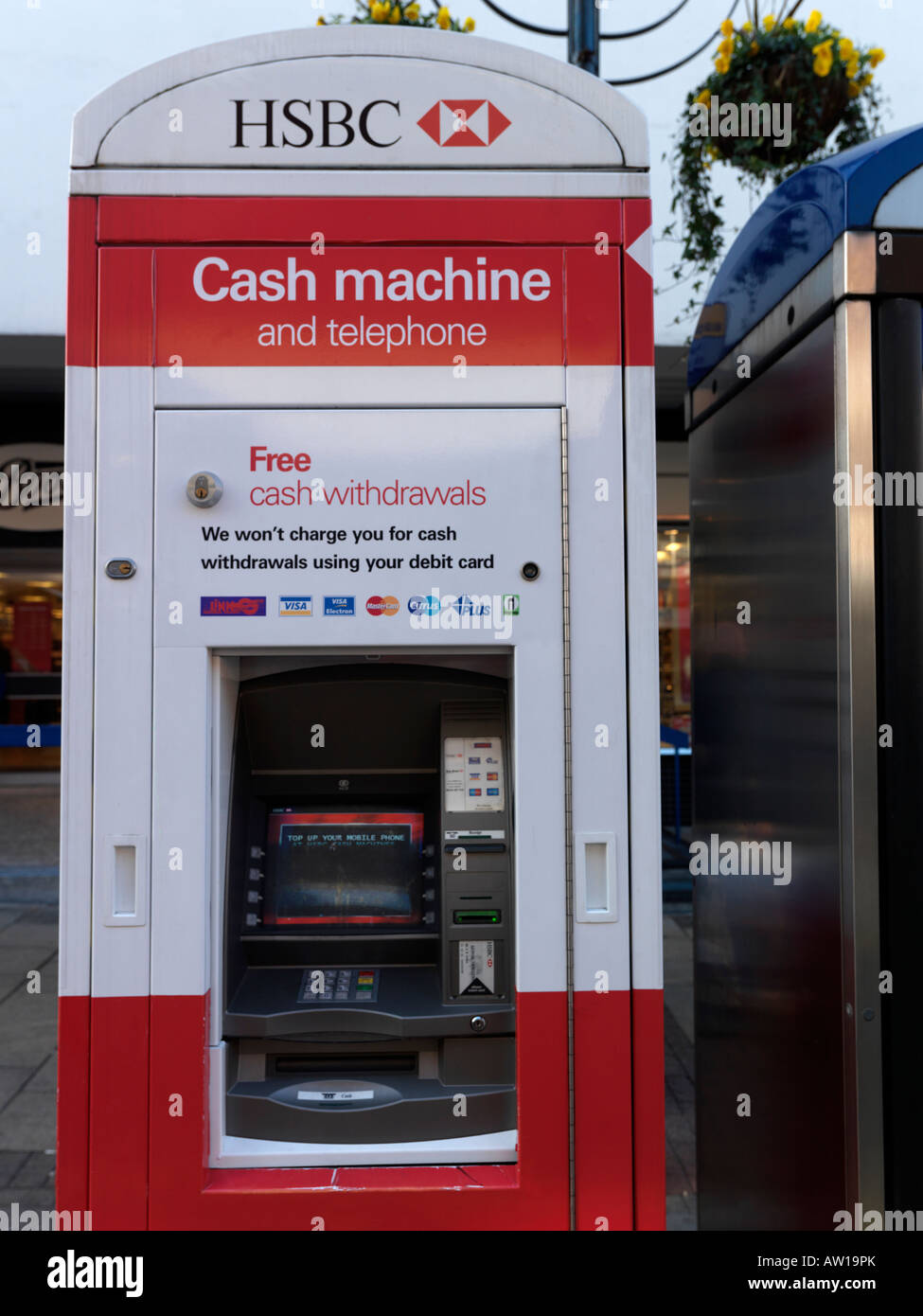 Hsbc cash machine hi-res stock photography and images - Alamy