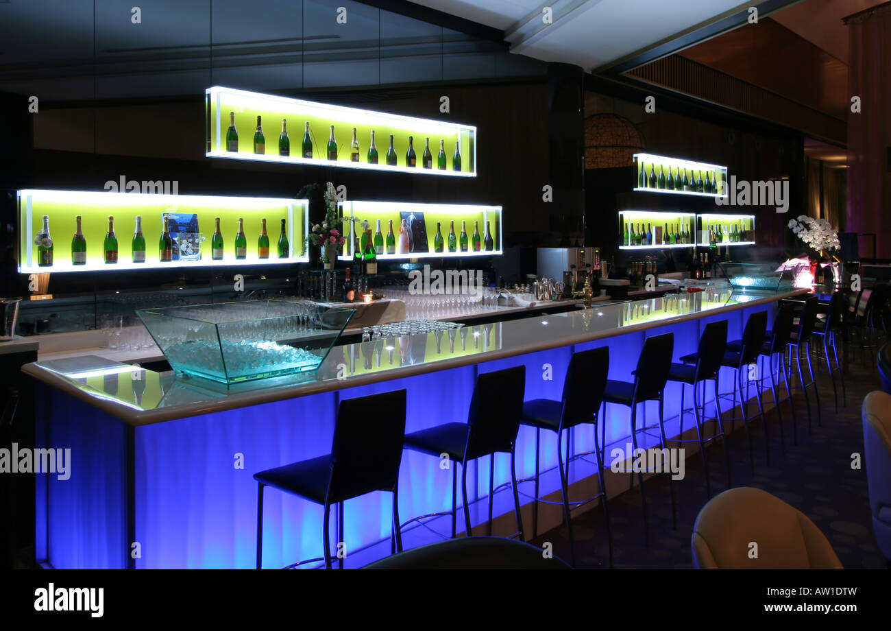 Bar in fancy club Stock Photo - Alamy