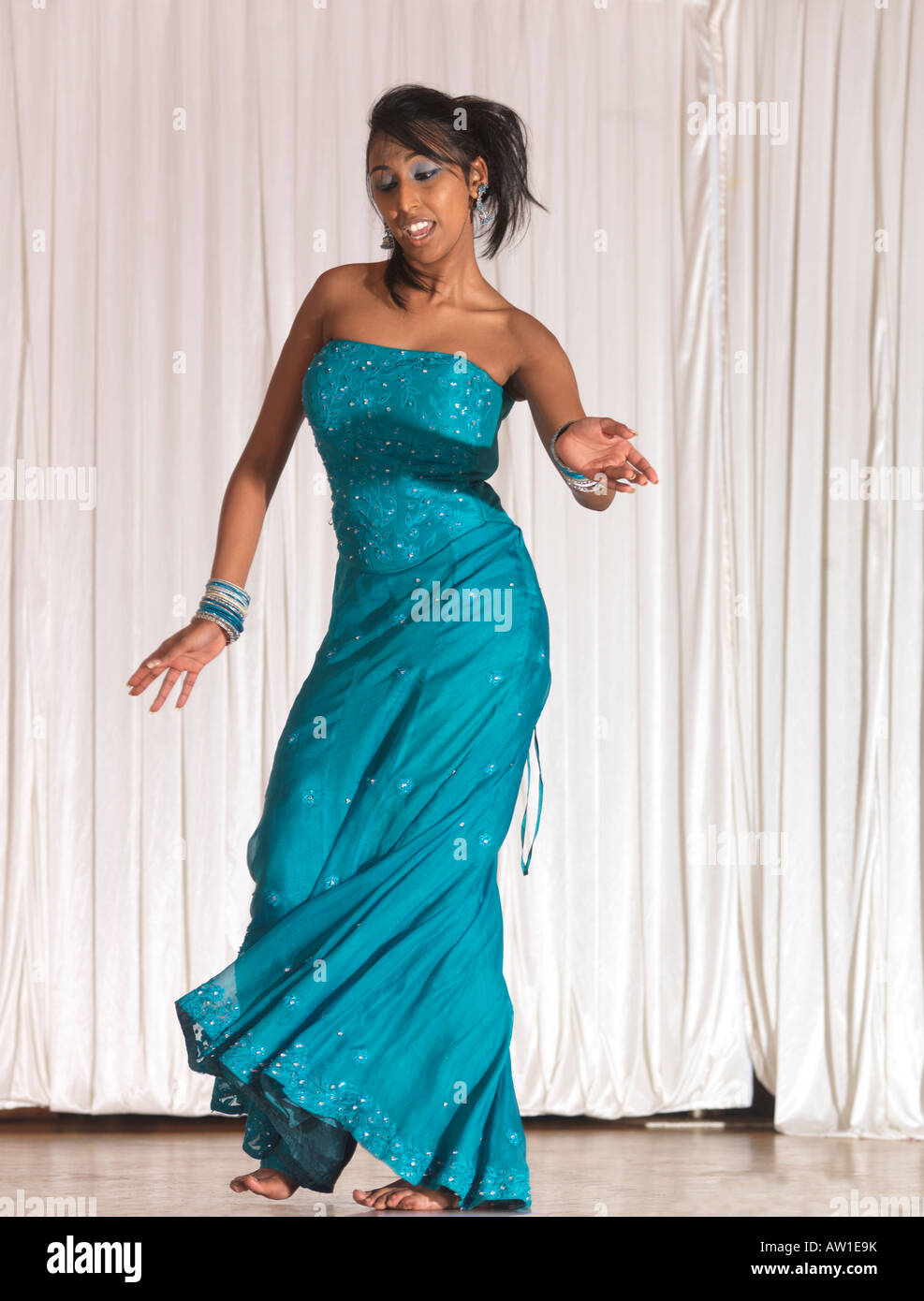 Diwali Wandswoth Town Hall London Dancer Stock Photo - Alamy