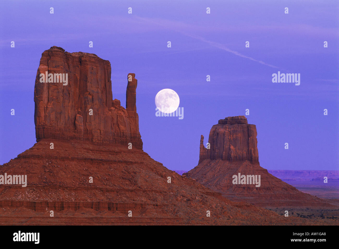 Moon in between mountains hi-res stock photography and images - Alamy