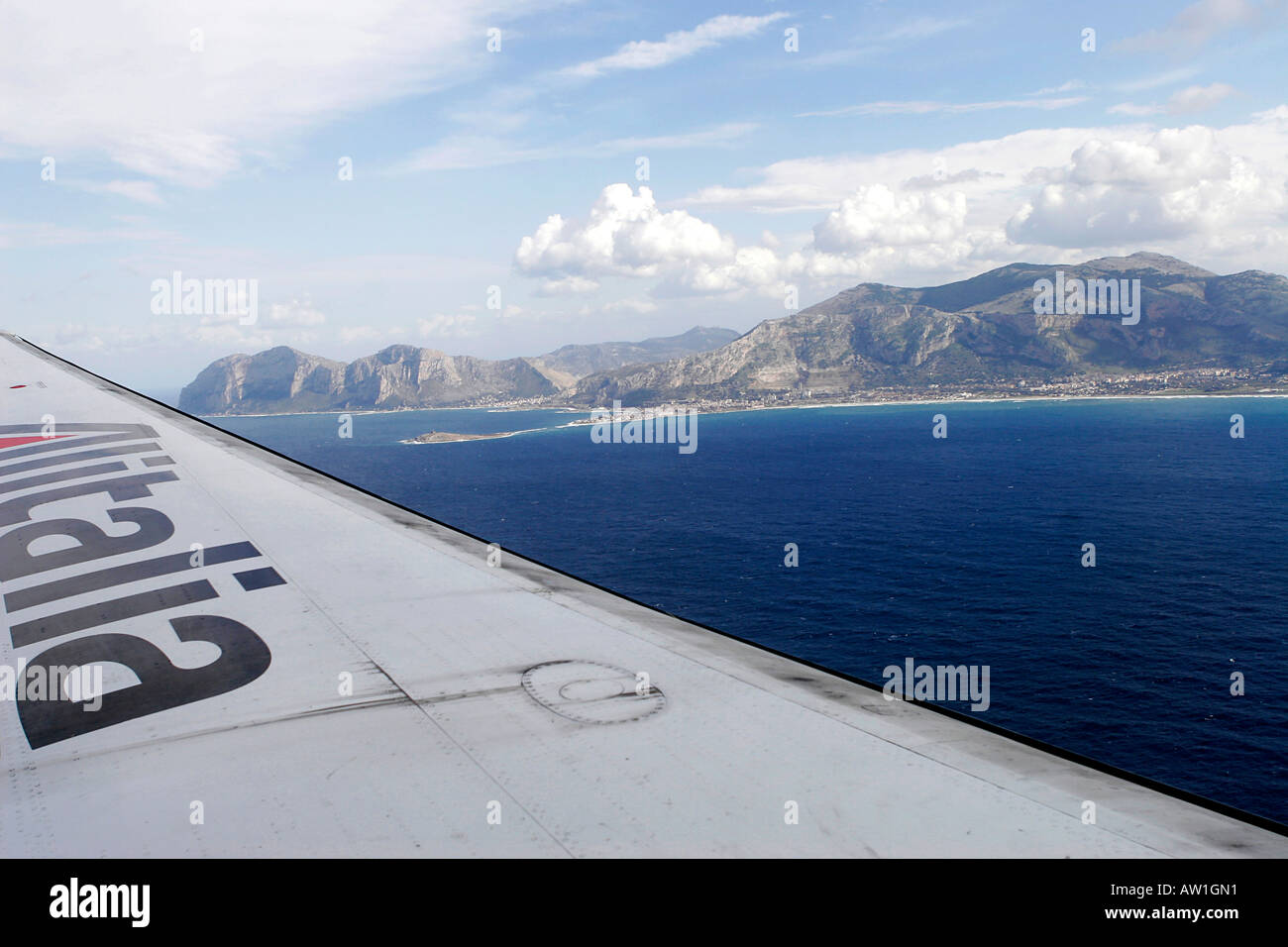Airplane flying over sicily hi-res stock photography and images - Alamy