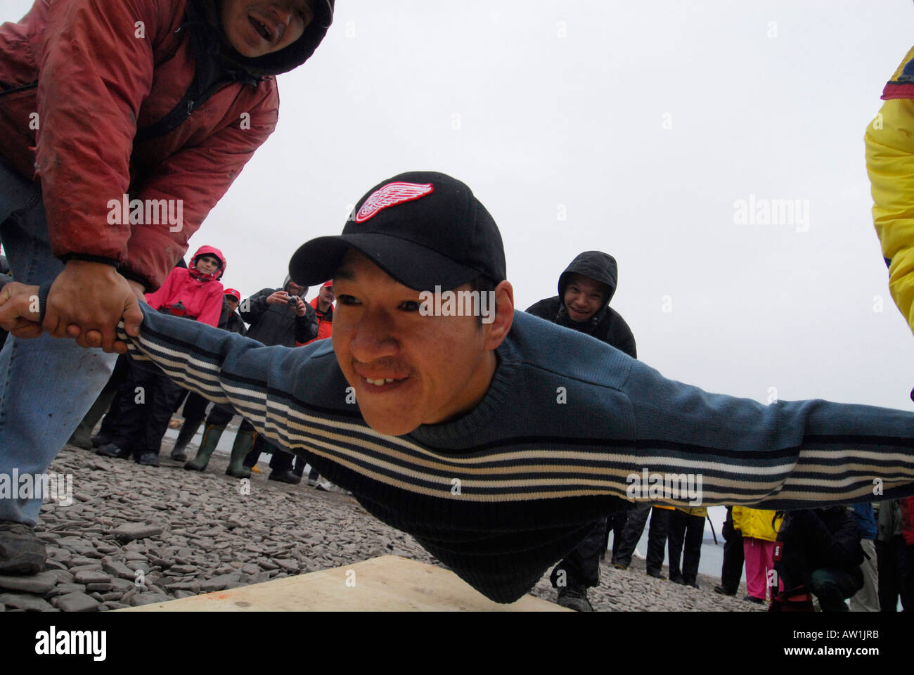 Inuit arctic games coastal inuit hi-res stock photography and images ...