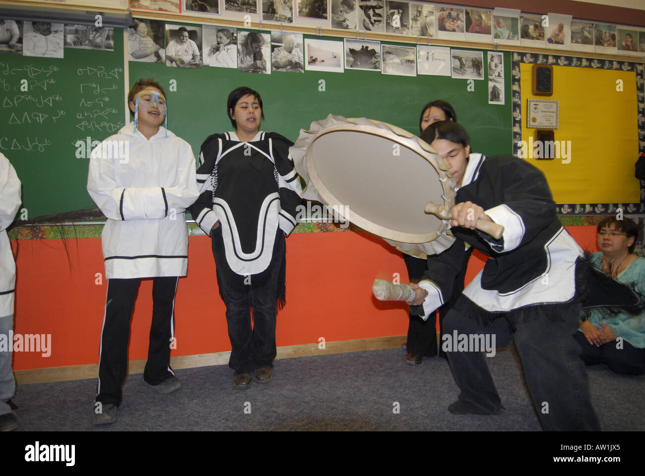 Inuit drum singing hi-res stock photography and images - Alamy
