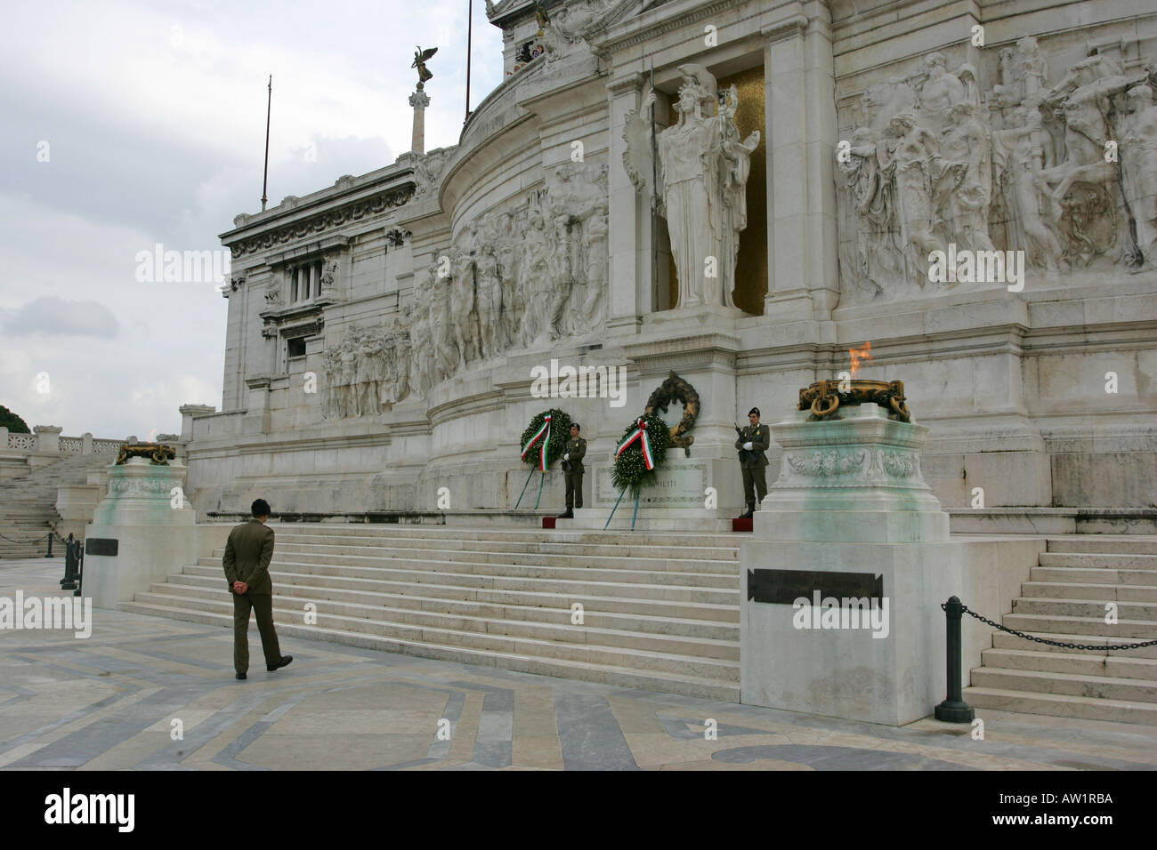 Italian military guard the tomb of the unknown soldier at the famous ...