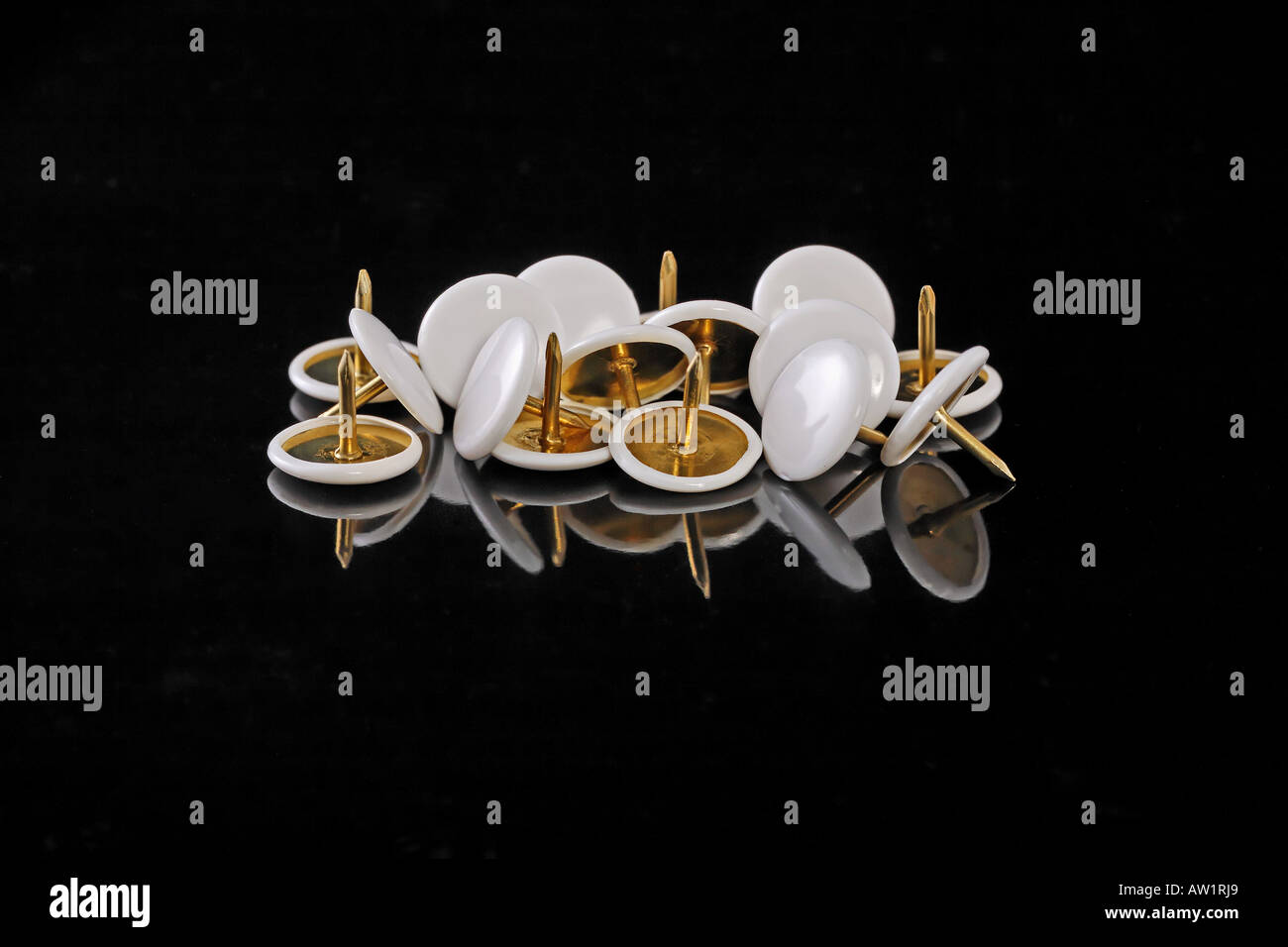 Close up thumbtacks hi-res stock photography and images - Alamy