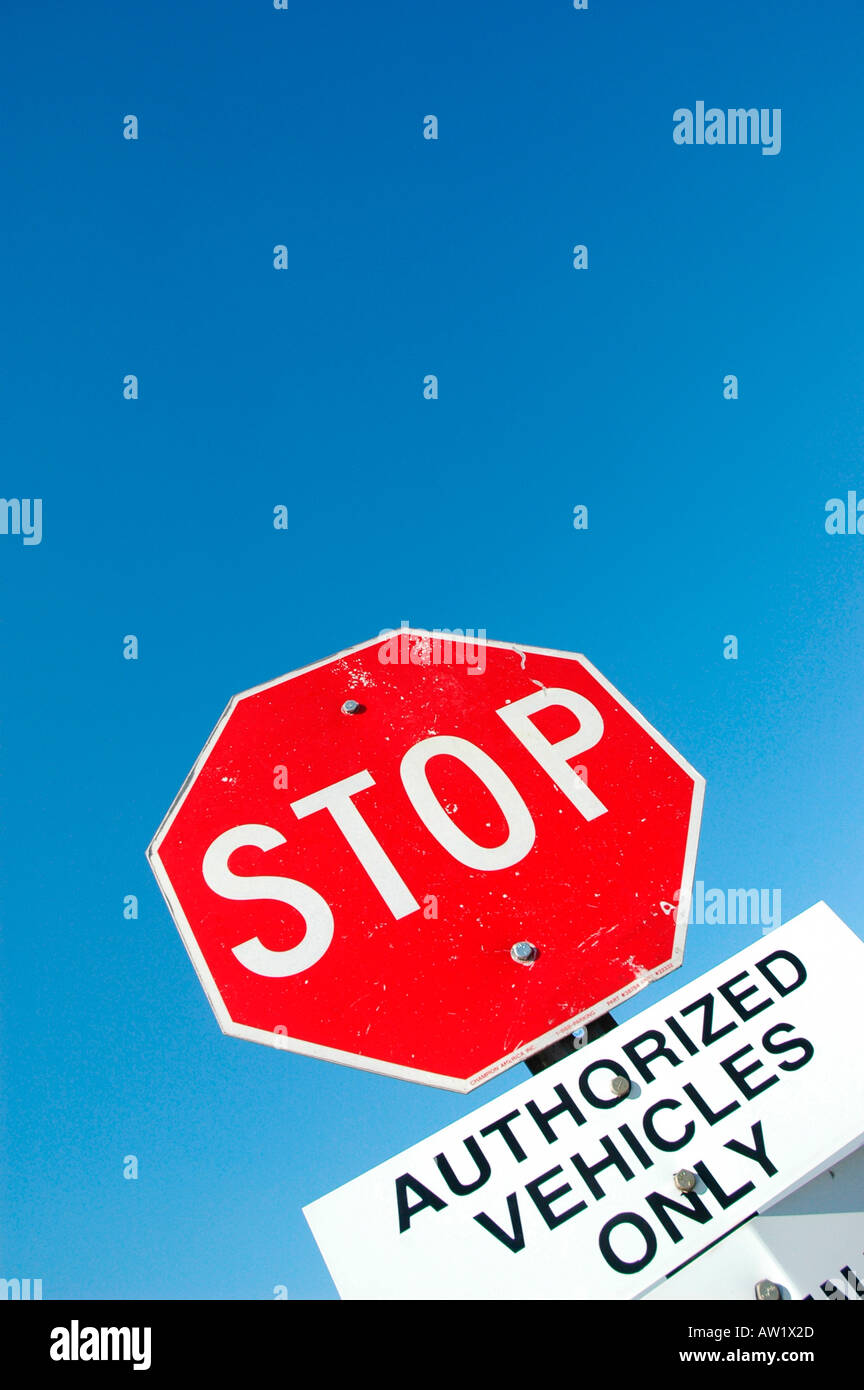 Authorized vehicles only sign hi-res stock photography and images - Alamy