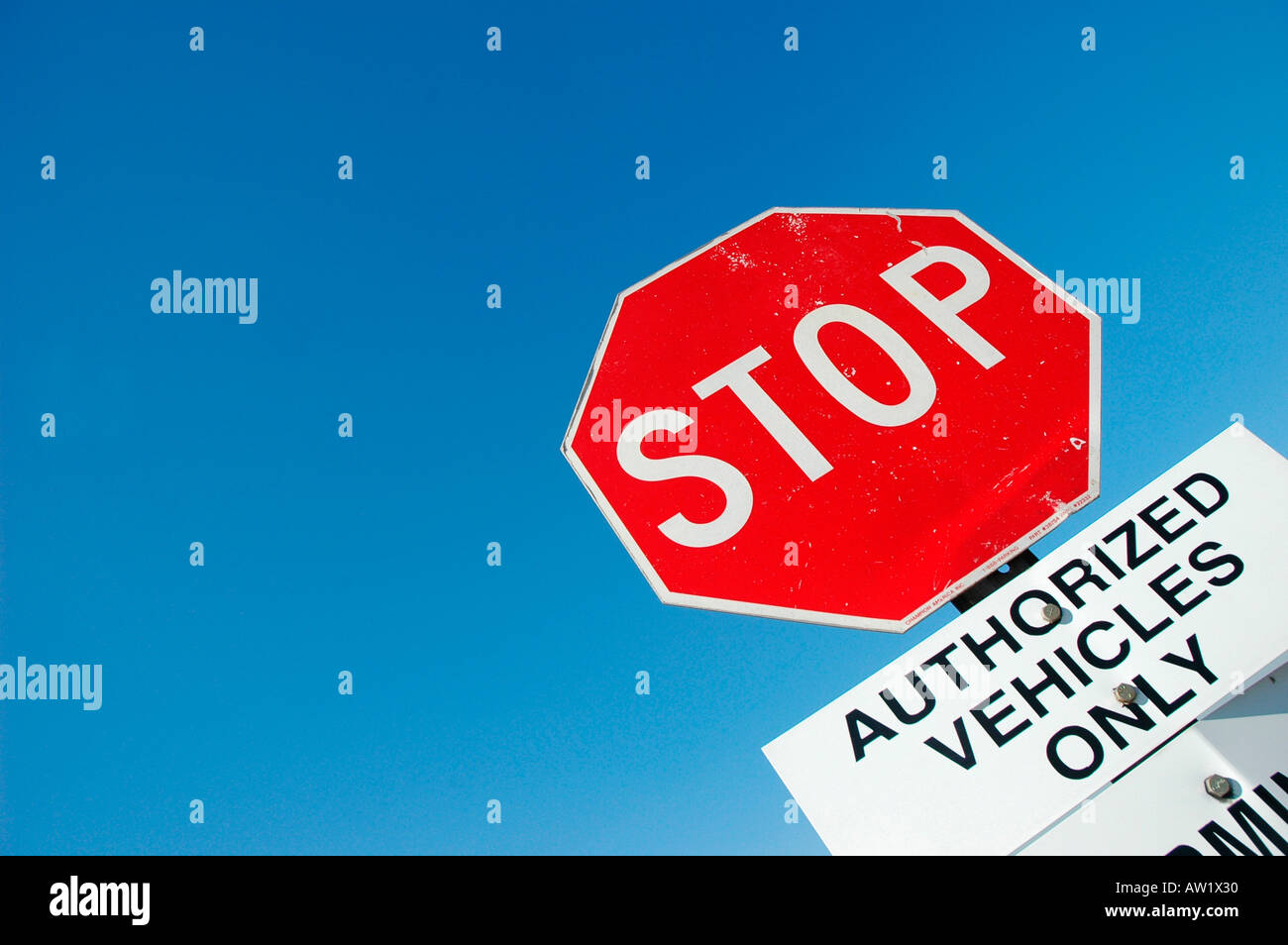 Authorized vehicles only sign hi-res stock photography and images - Alamy