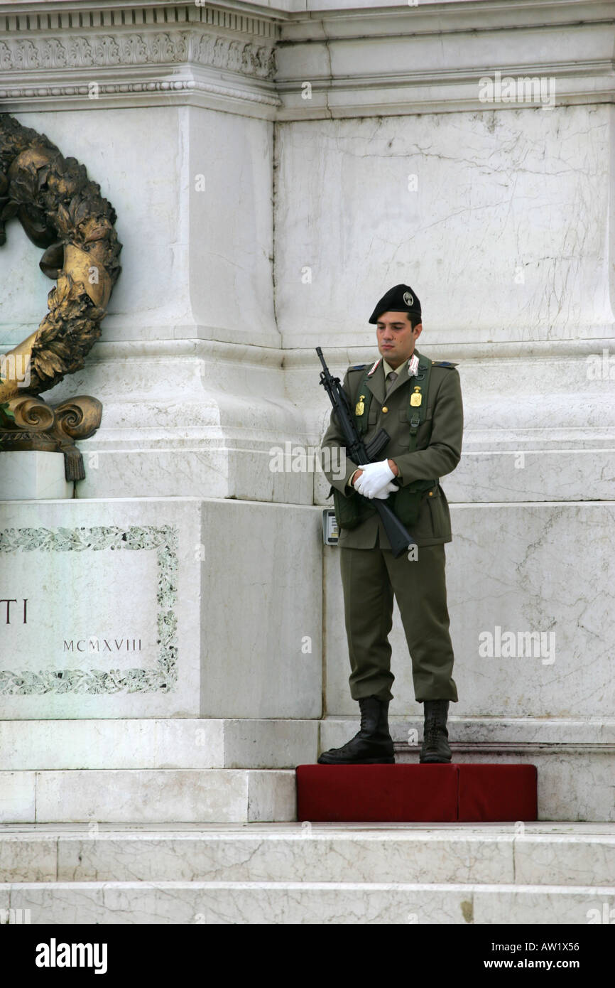 Italian soldier with automatic machine gun guards the tomb of the ...