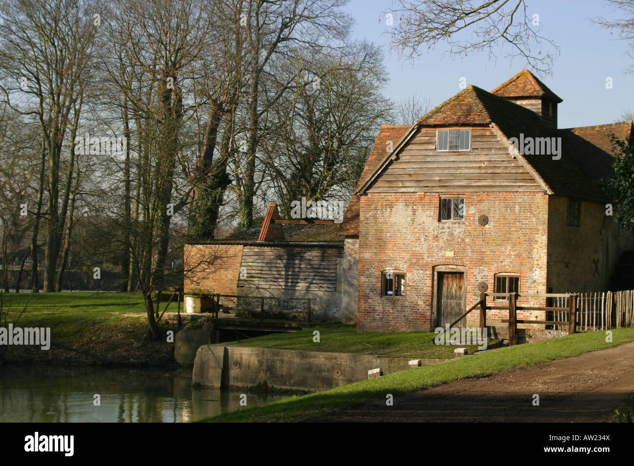 Mapledurham mill hi-res stock photography and images - Alamy