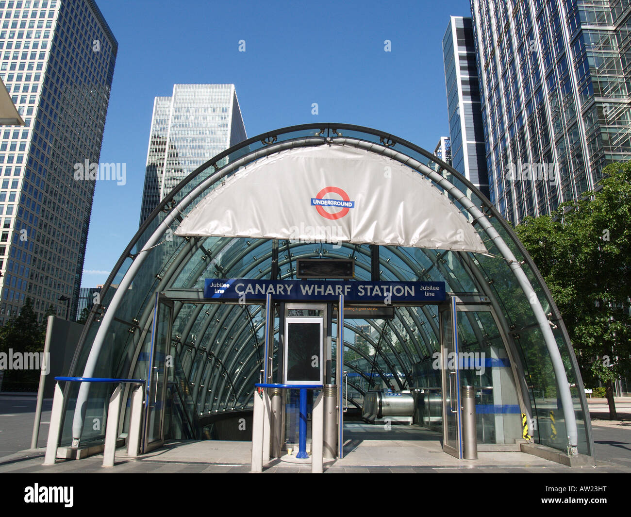 Canary wharf dlr hi-res stock photography and images - Alamy
