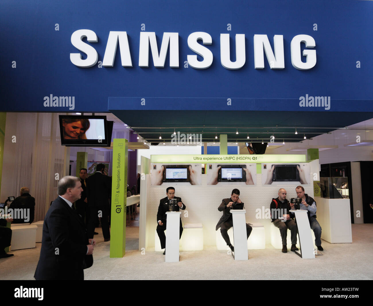 Samsung booth hi-res stock photography and images - Alamy