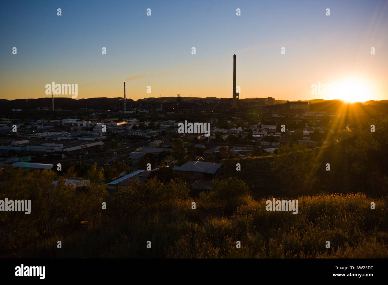 Sunset from city lookout, mt isa hi-res stock photography and images ...
