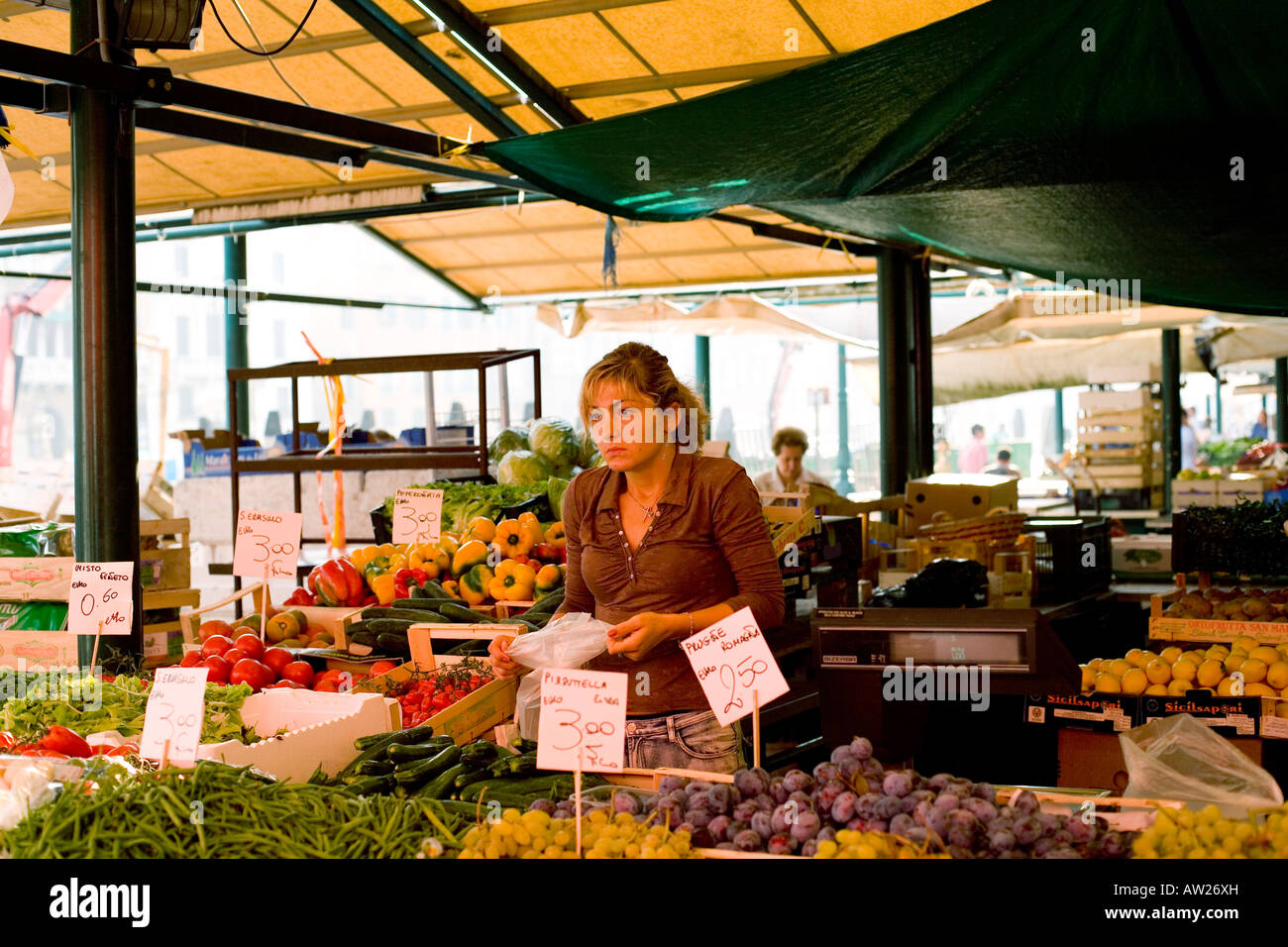 woman stall holder at venice fruit and vegetable market italy Stock ...