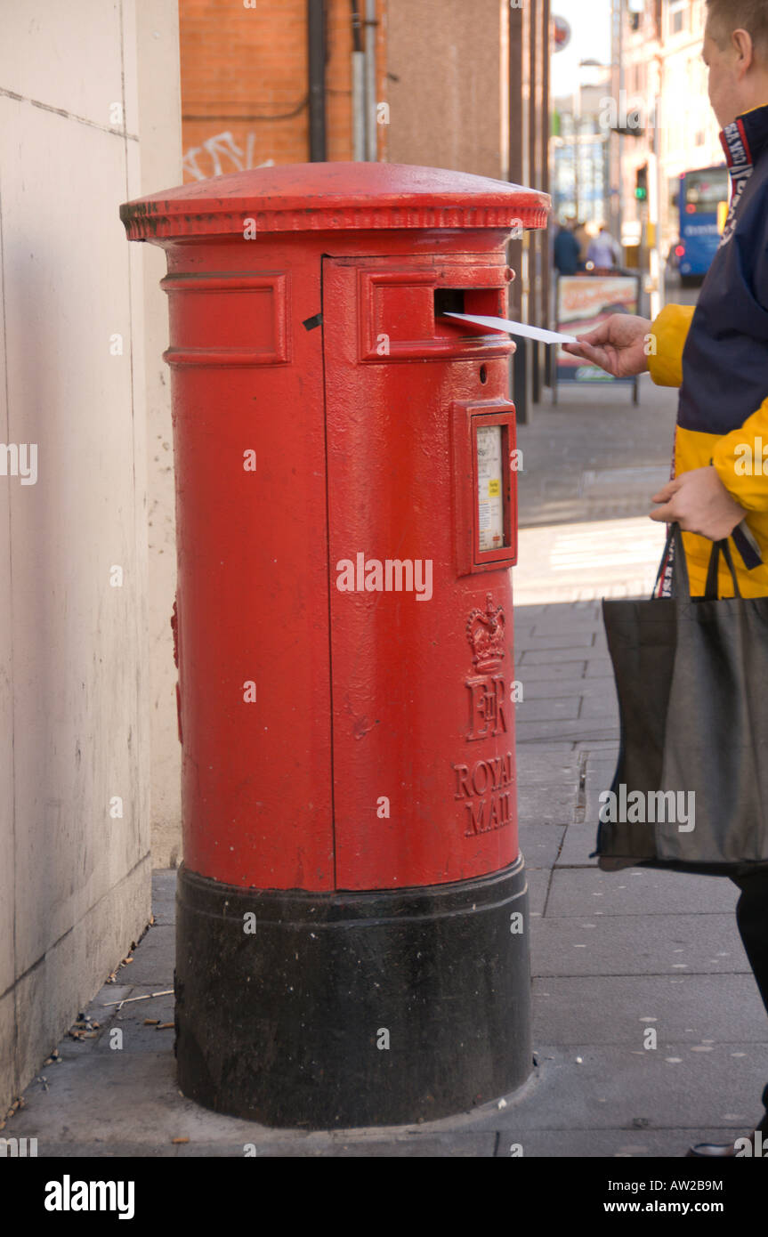Hand posting letter royal mail hi-res stock photography and images - Alamy
