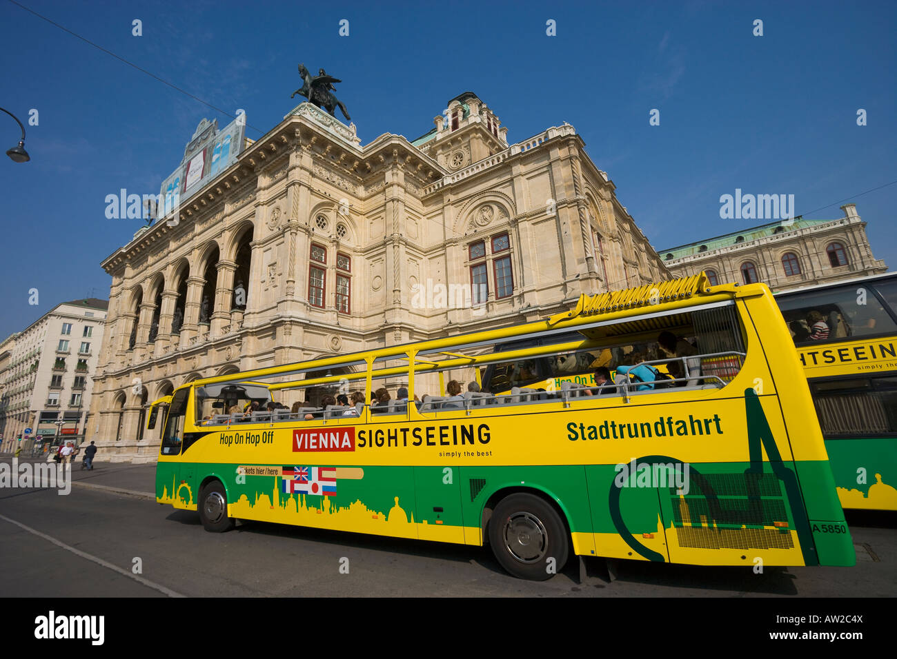 Bus vienna sightseeing hop on hop off hi-res stock photography and ...