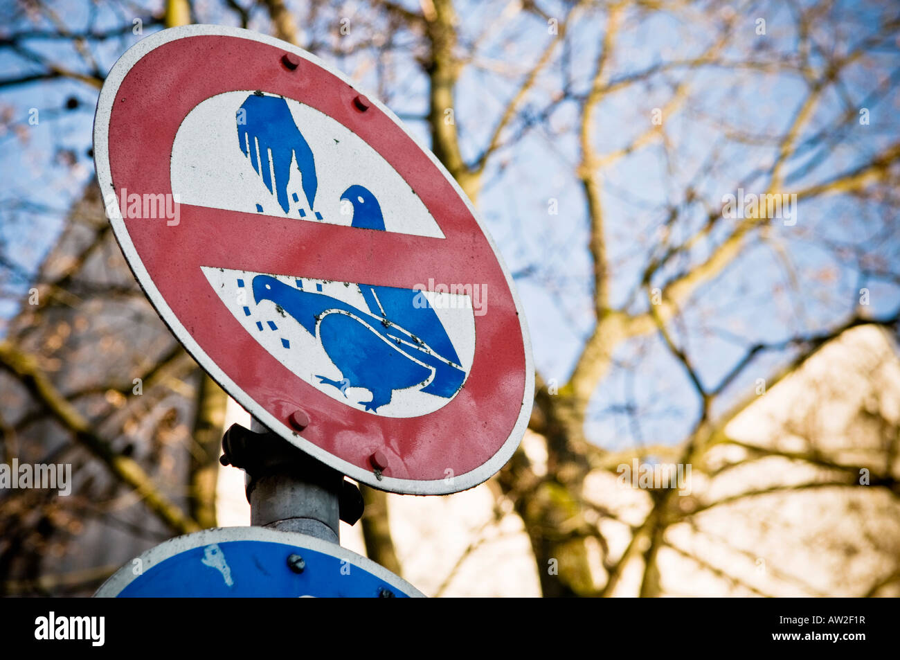 No bird feeding sign hi-res stock photography and images - Alamy