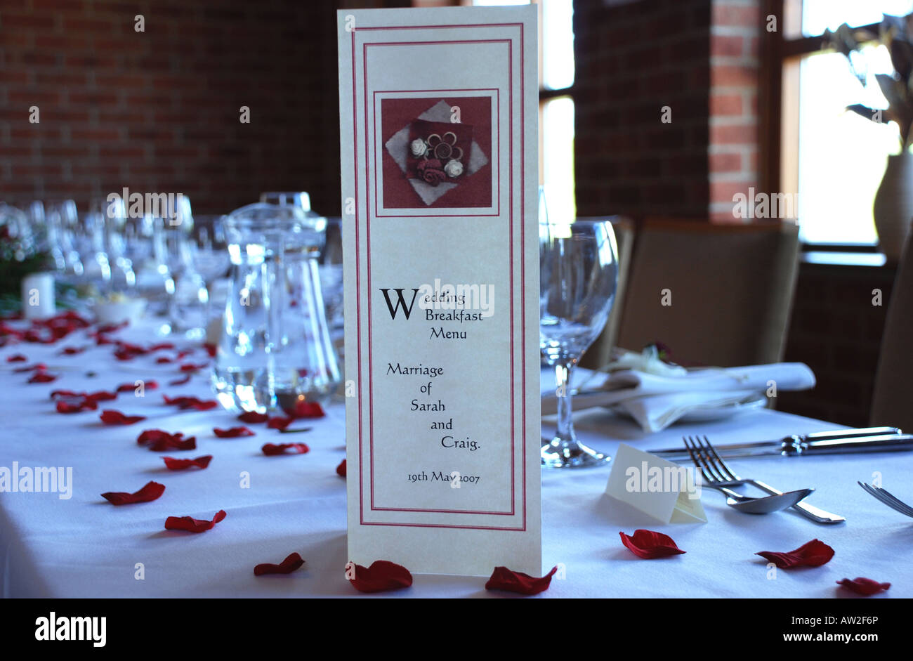 Place settings at the top table of a wedding reception Stock Photo - Alamy