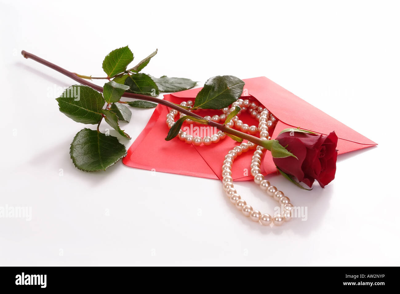 Love letter with string of pearls and red rose Stock Photo - Alamy