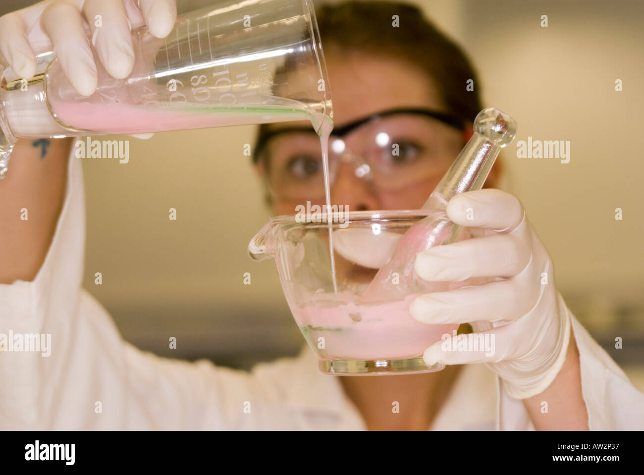 Science student mortar and pestle hi-res stock photography and images ...