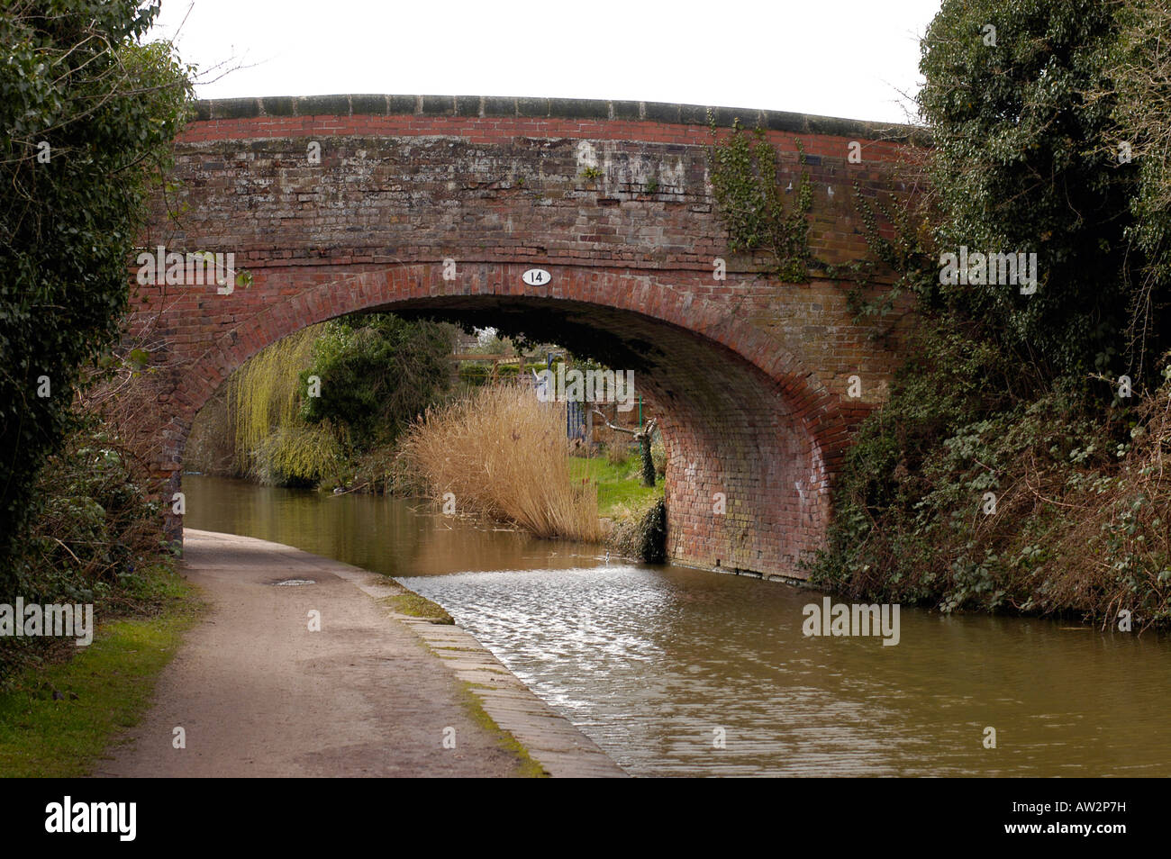 Bridge over Worcestershire canal Stock Photo - Alamy