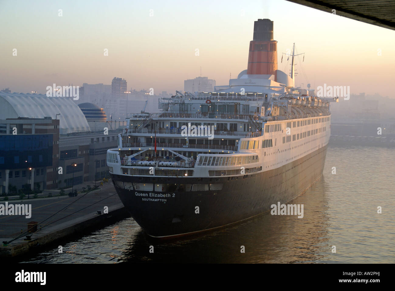 Qe2 cruise liner ship in hi-res stock photography and images - Alamy