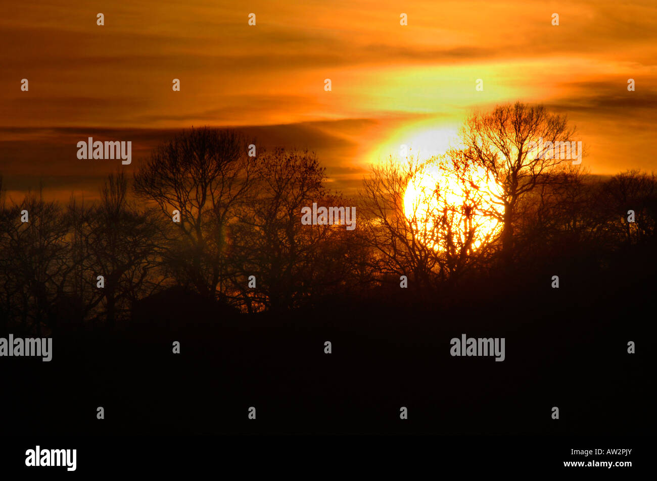 Sun setting behind silhouettes hi-res stock photography and images - Alamy
