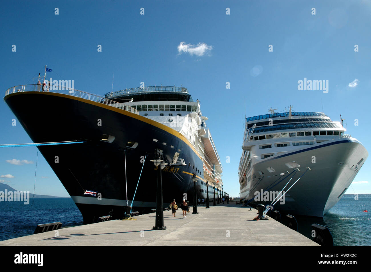 Ship size comparison hi-res stock photography and images - Alamy