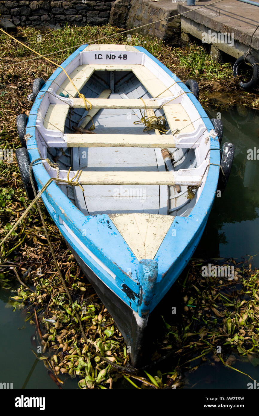 White rowing boat hi-res stock photography and images - Alamy