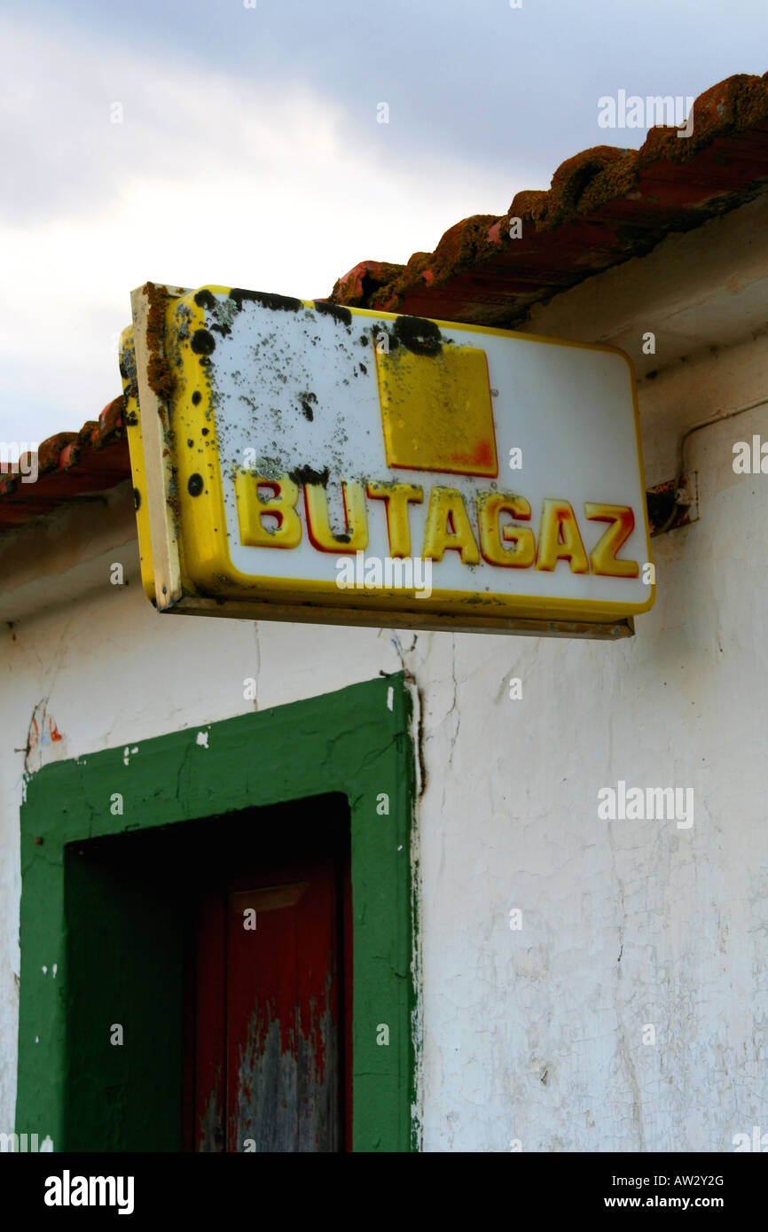 Old broken neon sign hi-res stock photography and images - Alamy