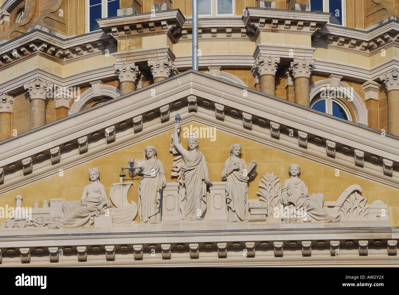 Pediment and frieze hi-res stock photography and images - Alamy