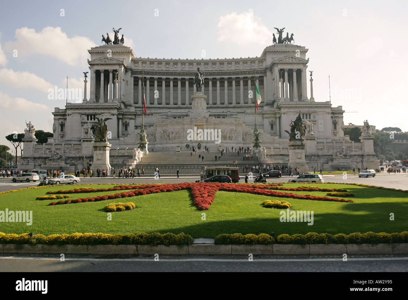 The Piazza Venezia one of Romes most famous popular tourist visitor ...