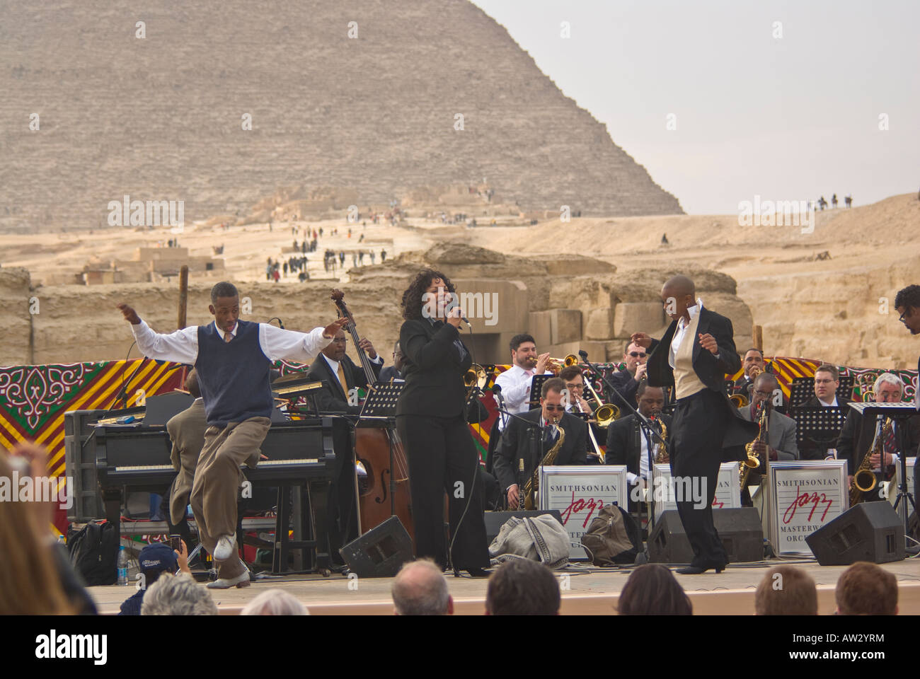 Singer orchestra hi-res stock photography and images - Alamy