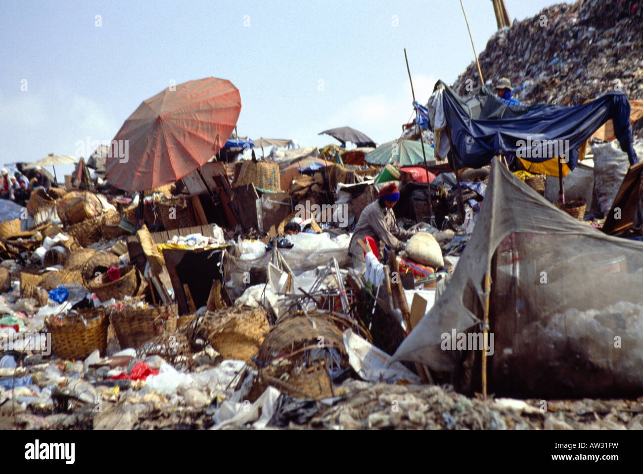 Bangkok Thailand Garbage Dwellers Living On Garbage Tip Rubbish Stock ...