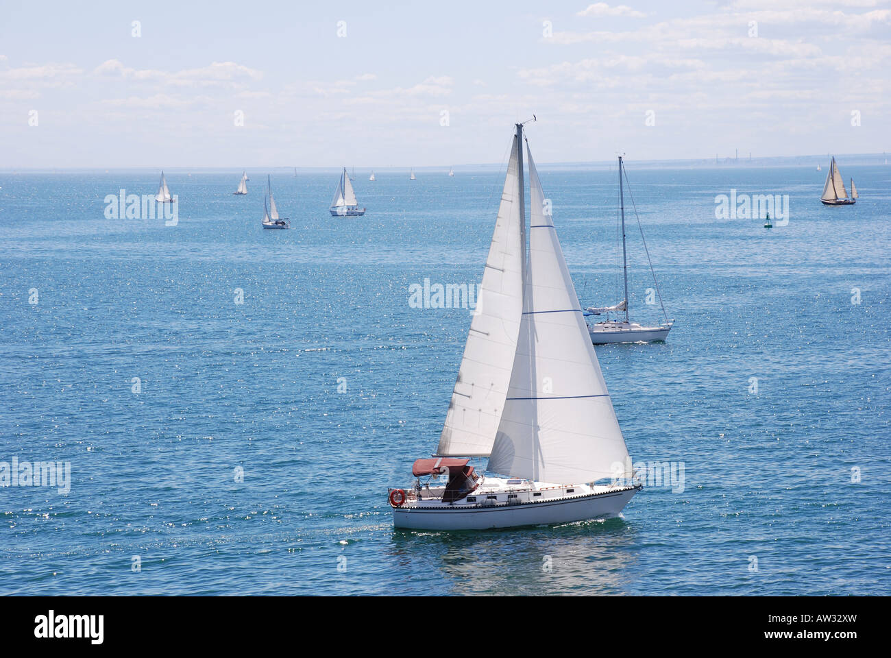 Ship sailing speed boats hi-res stock photography and images - Alamy