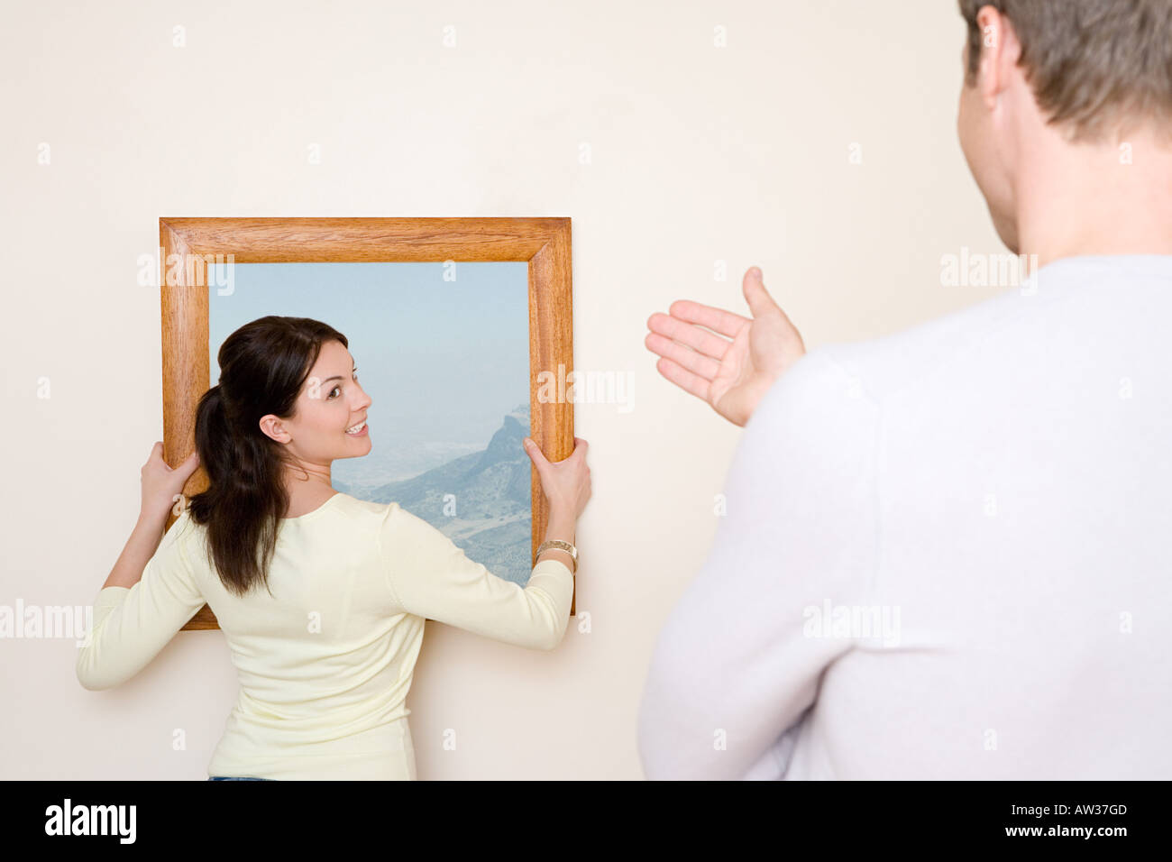 Couple hanging picture Stock Photo - Alamy