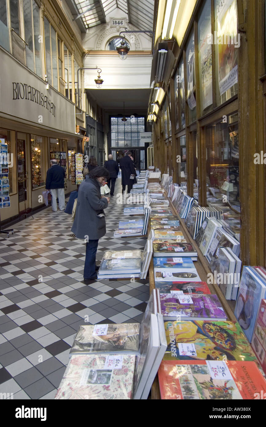 Antique stores paris hi-res stock photography and images - Alamy
