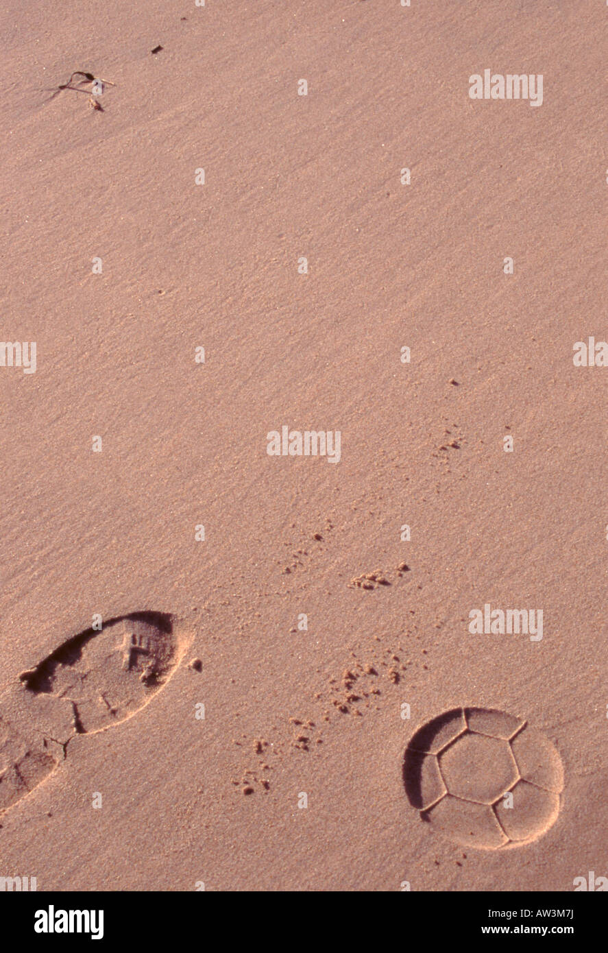 Foot marks on sand hi-res stock photography and images - Alamy