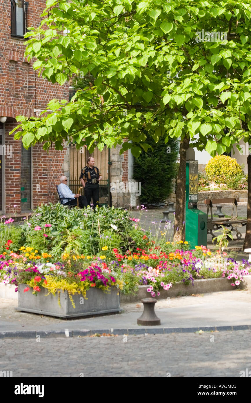 See two gentlemen talking hi-res stock photography and images - Alamy