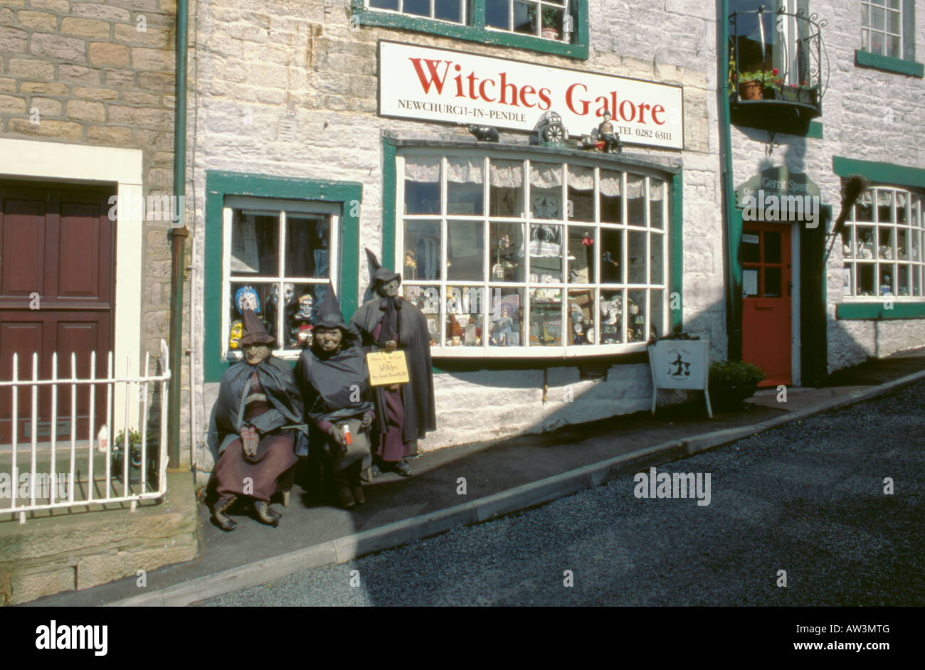 Three witches in macbeth hi-res stock photography and images - Alamy